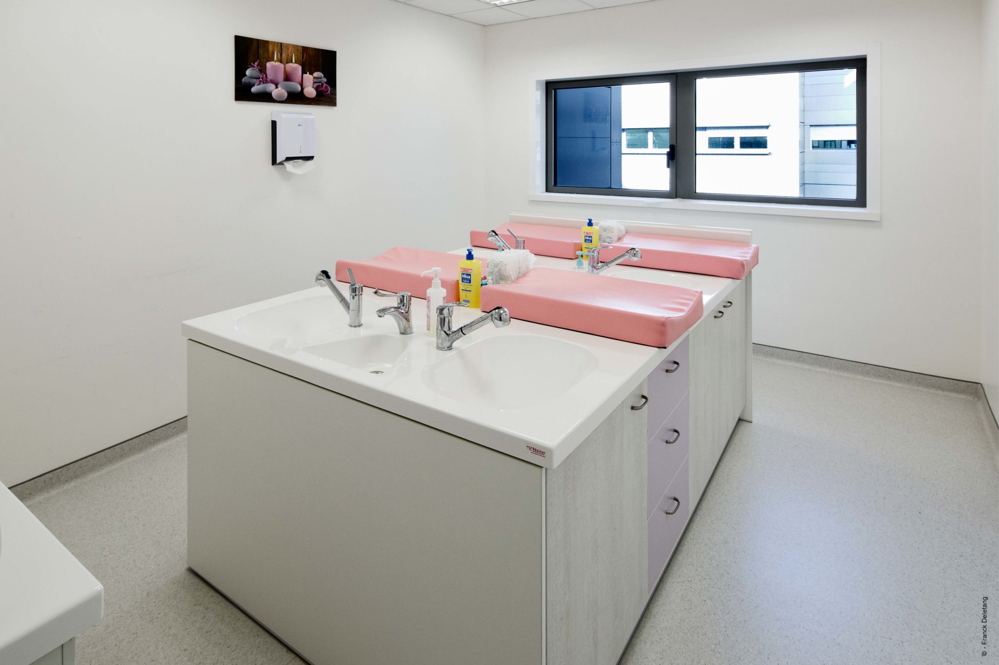 Tables à langer et aménagements pour maternité, hôpital, crèche